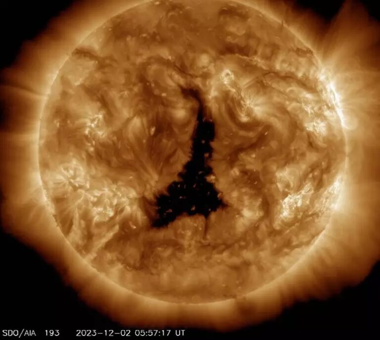 O que é o buraco gigante do tamanho de 60 Terras que surgiu no Sol ...