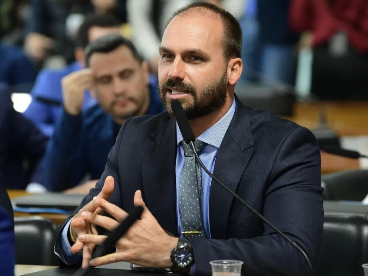 Eduardo Bolsonaro muda de visual para celebrar recuperação do pai; vídeo