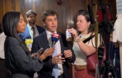 Sâmia entrega óleo de peroba a Nikolas Ferreira durante entrevista