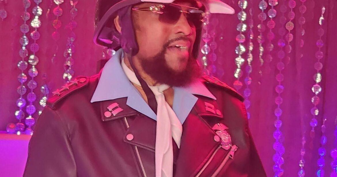 Morre Victor Willis, cantor do Village People, aos 74 anos